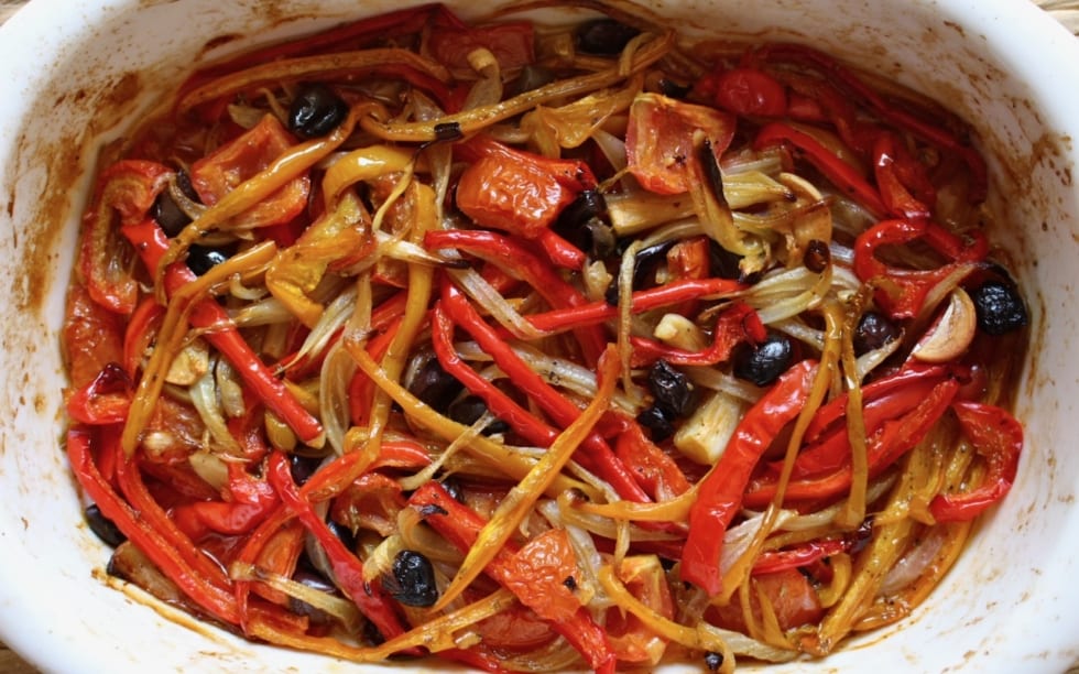 Roasted peppers with tomatoes and olives | Foodcraftz
