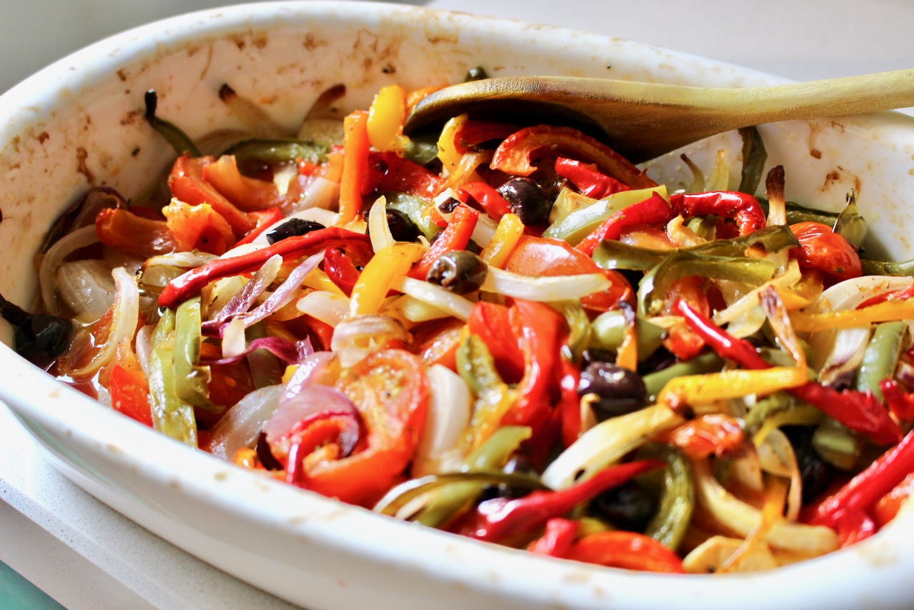Roasted peppers with tomatoes and olives | Foodcraftz